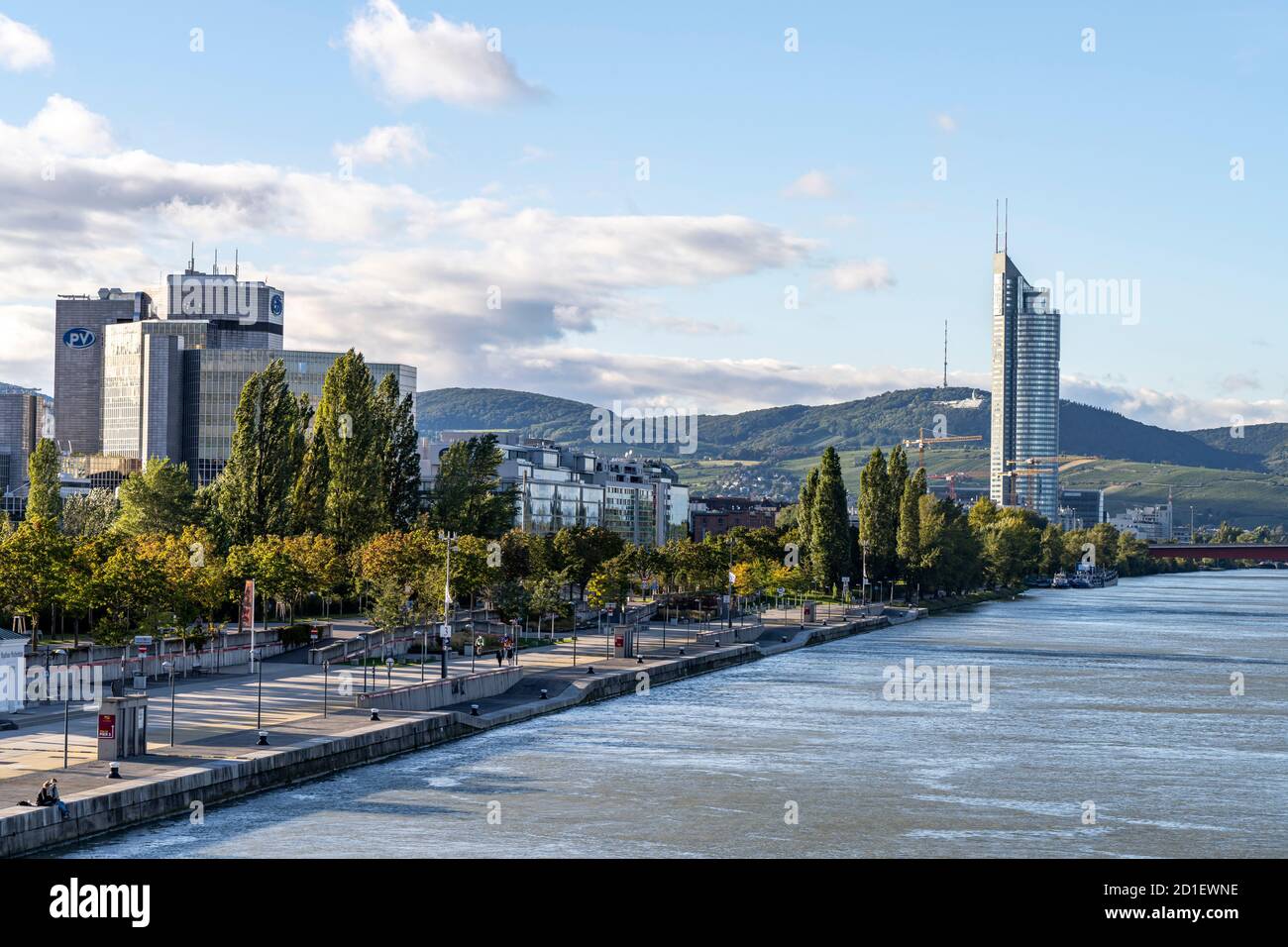 Schiffsanleger Handelskai und Millennium Tower an der Donau in Wien ...