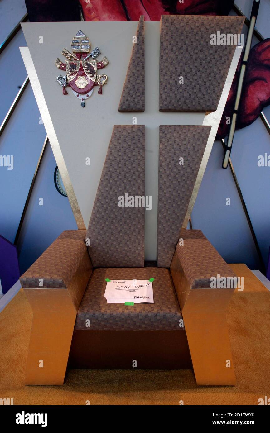 Papal seat hi-res stock photography and images - Alamy