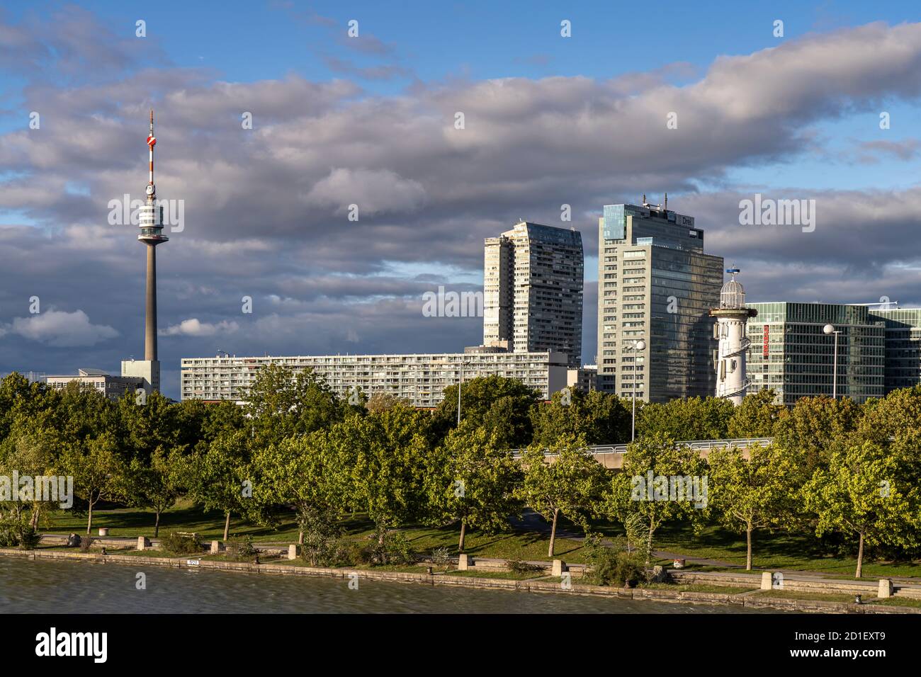 Donauturm, Donau City und Donauinsel in Wien, Österreich, Europa ...