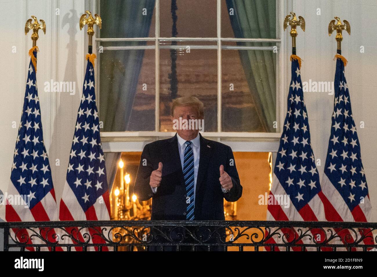 Donald trump white house balcony hi-res stock photography and images ...