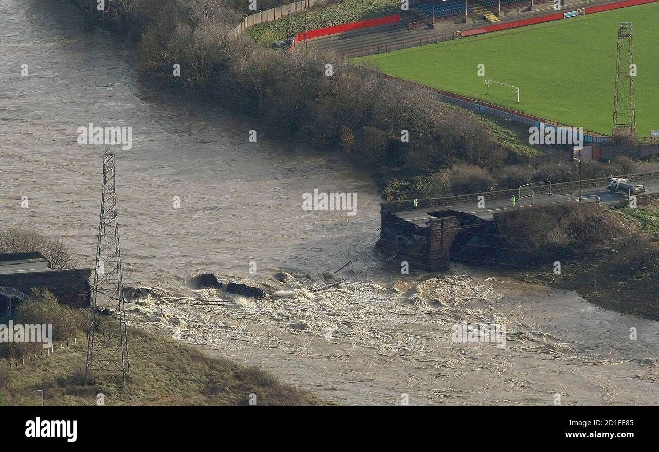 Bridge flooding collapse hi-res stock photography and images - Alamy
