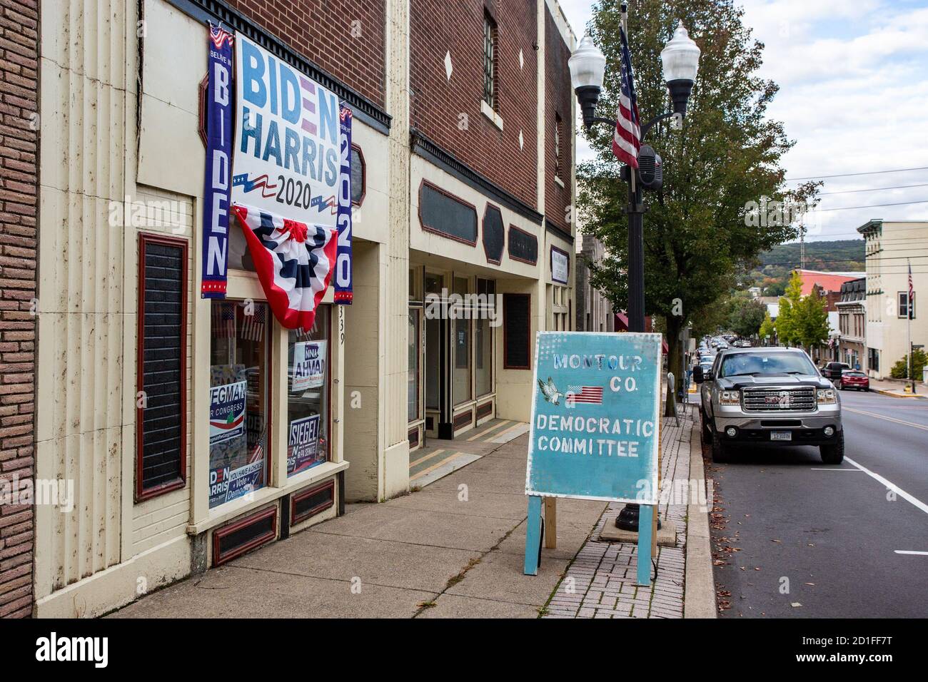 Campaign signs storefront hi-res stock photography and images - Alamy