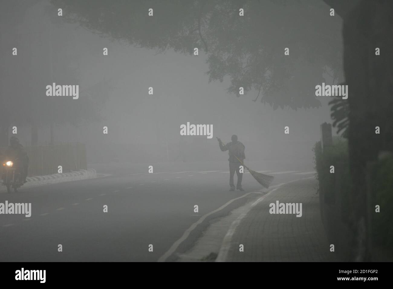 India road sweeper hi-res stock photography and images - Alamy
