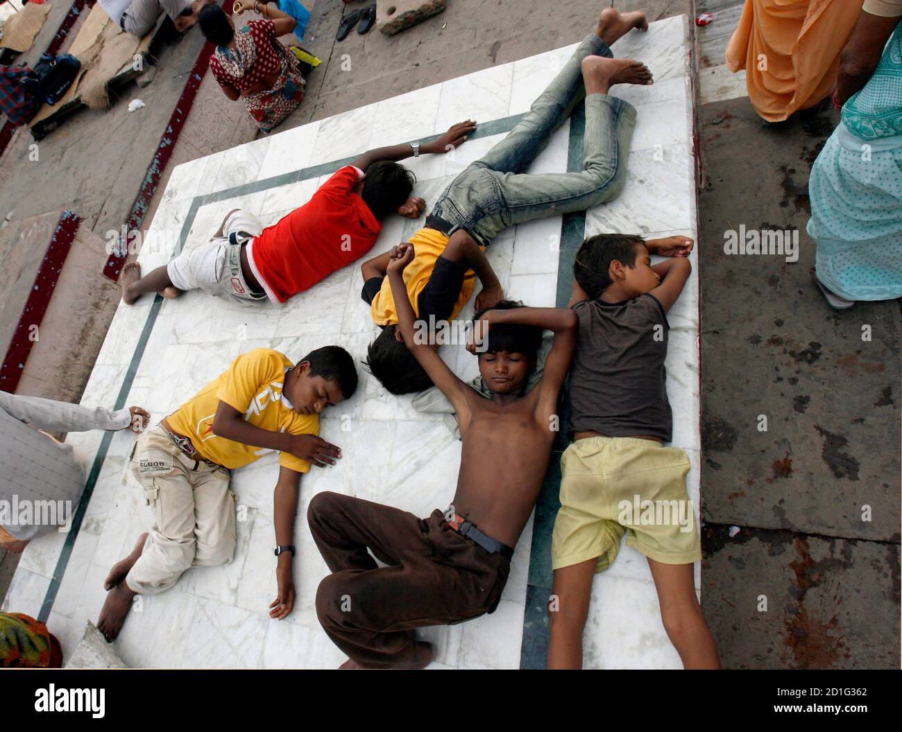 Indian children working as helpers hi-res stock photography and images ...