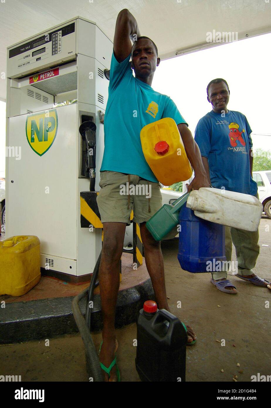 Empty fuel stations hi-res stock photography and images - Alamy