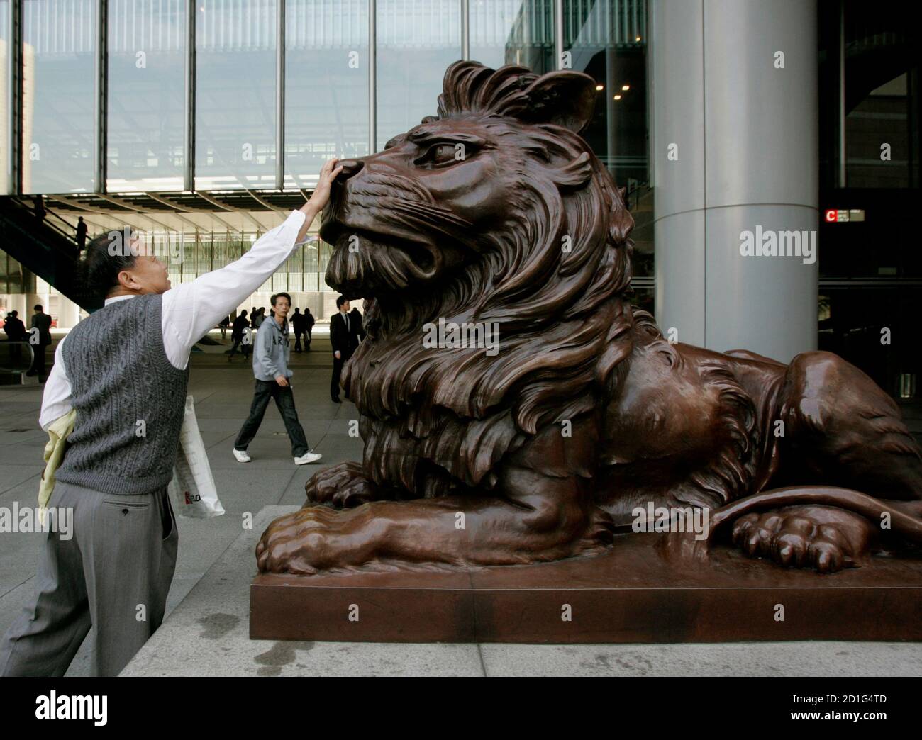 Hsbc lion sculpture hi-res stock photography and images - Alamy