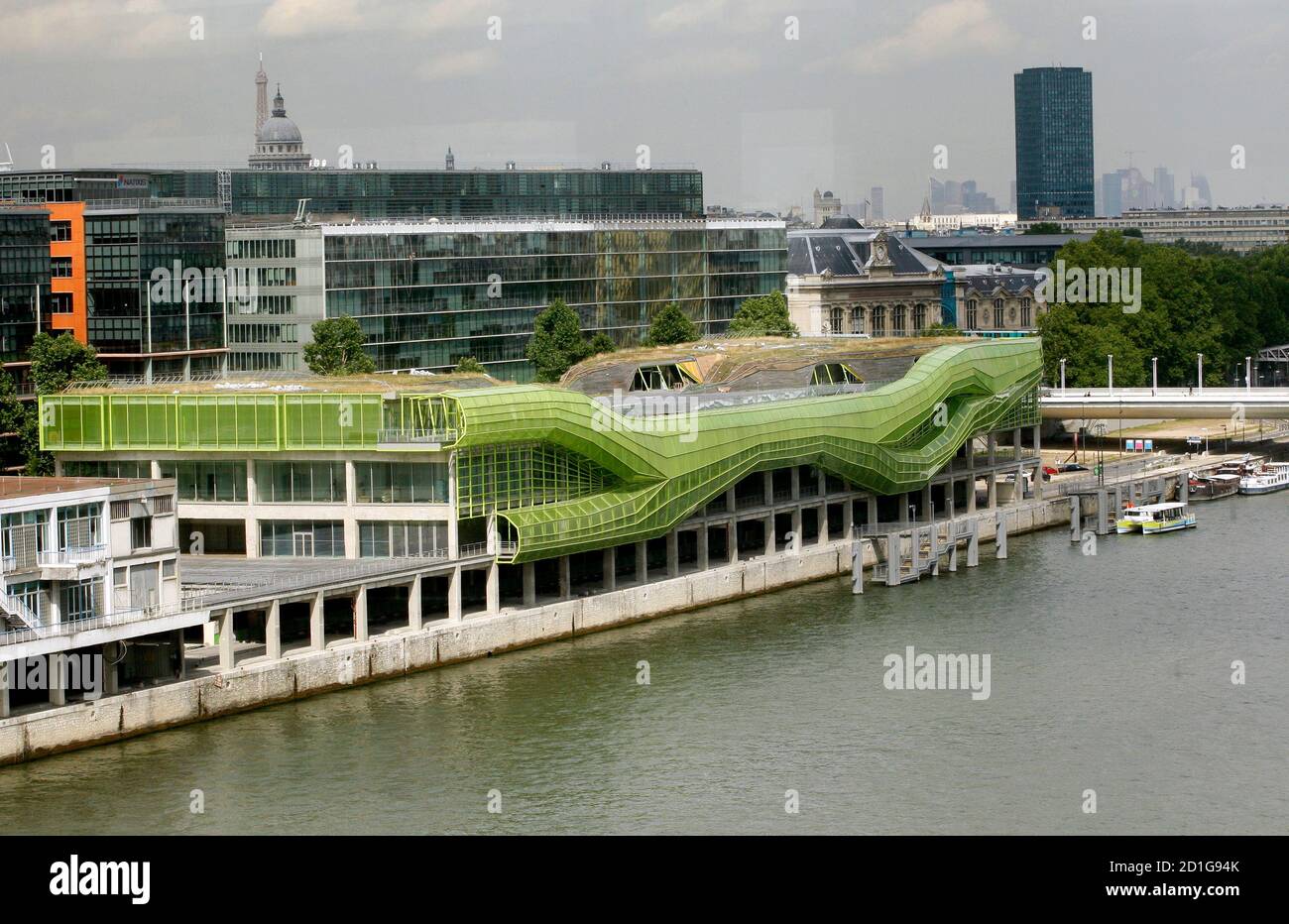 France building paris docks hi-res stock photography and images - Alamy