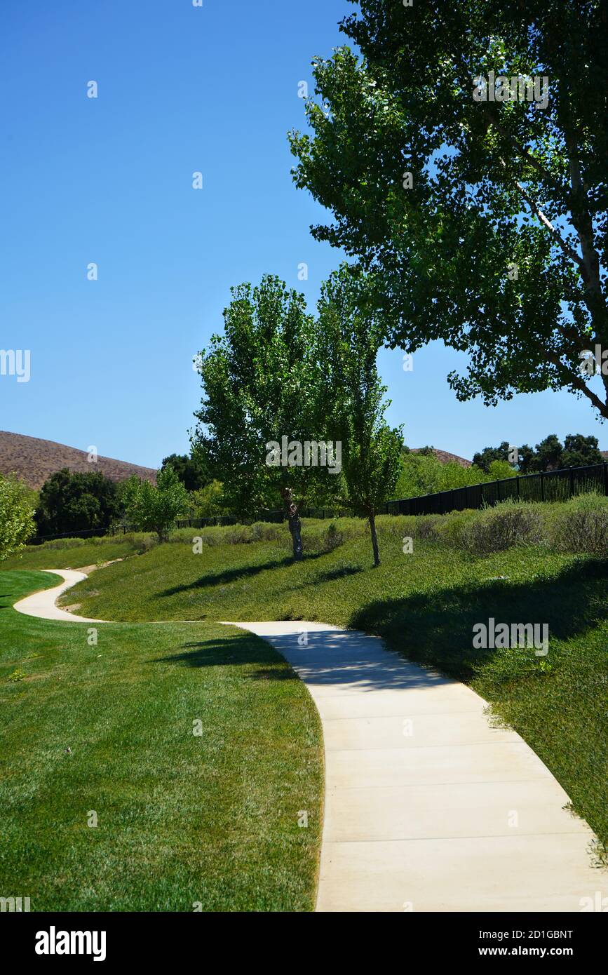 Path through park on a curve hi-res stock photography and images - Alamy