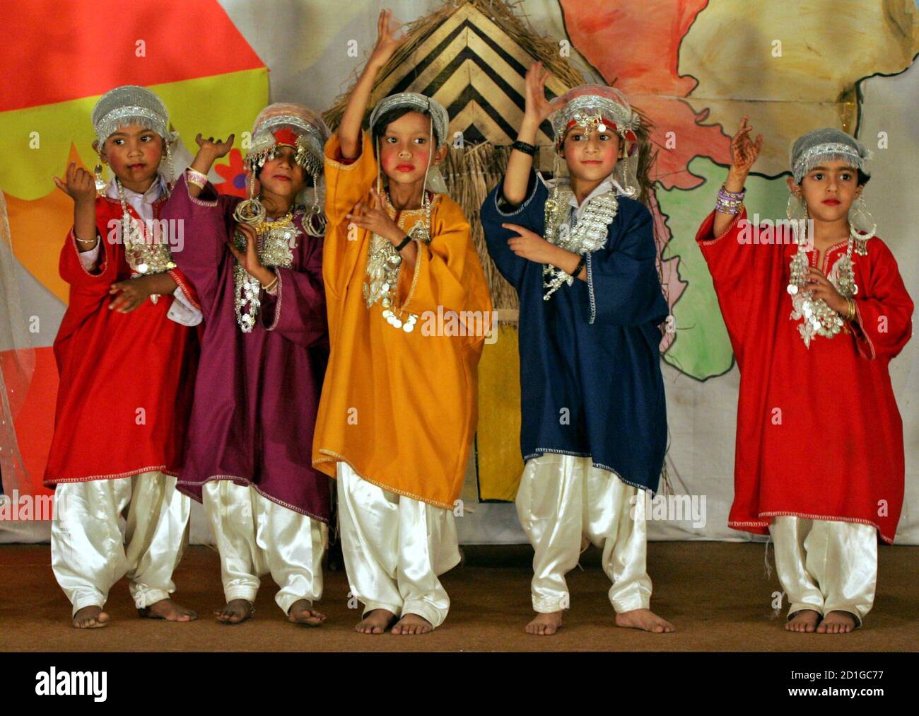 Kashmiri dance hi-res stock photography and images - Alamy