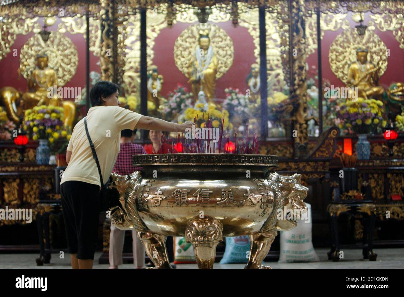 Filipino praying hi-res stock photography and images - Alamy