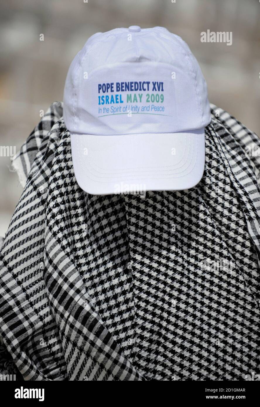 Arab man wearing keffiyeh in hi-res stock photography and images - Alamy