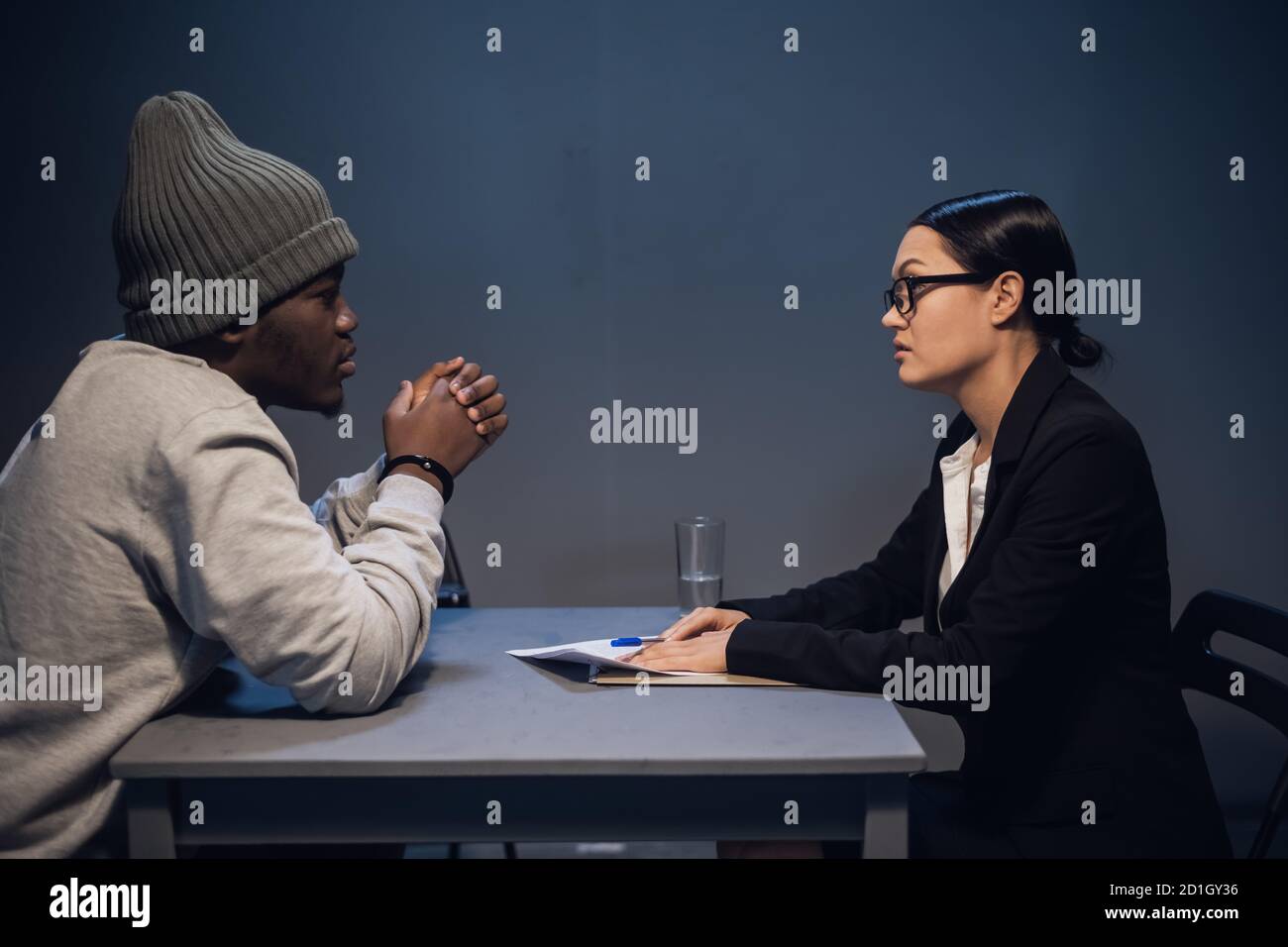 Female police office interview hi-res stock photography and images - Alamy