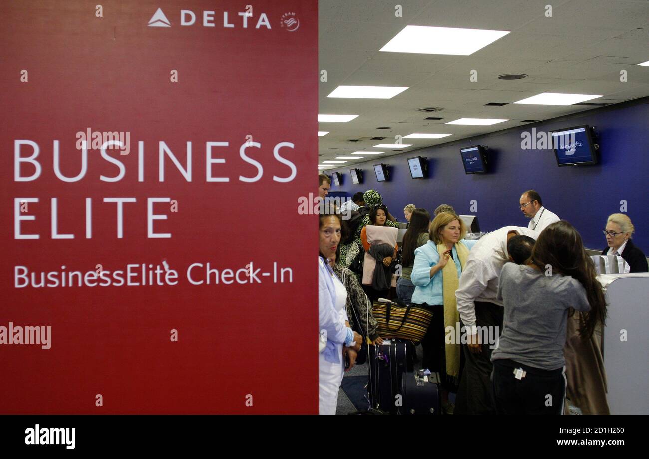 Delta air lines customer service desk hi-res stock photography and ...