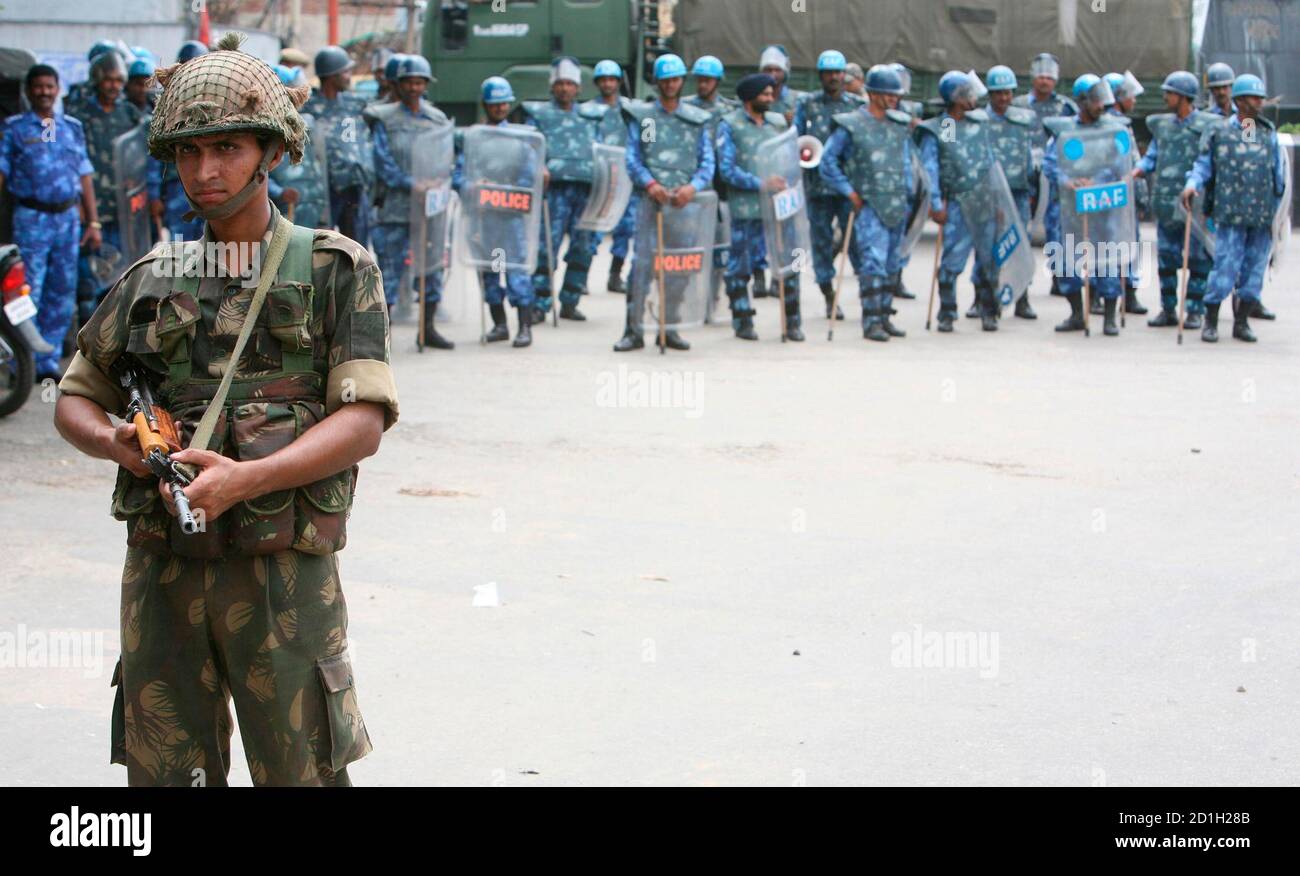 Indian army soldiers during guard hi-res stock photography and images ...