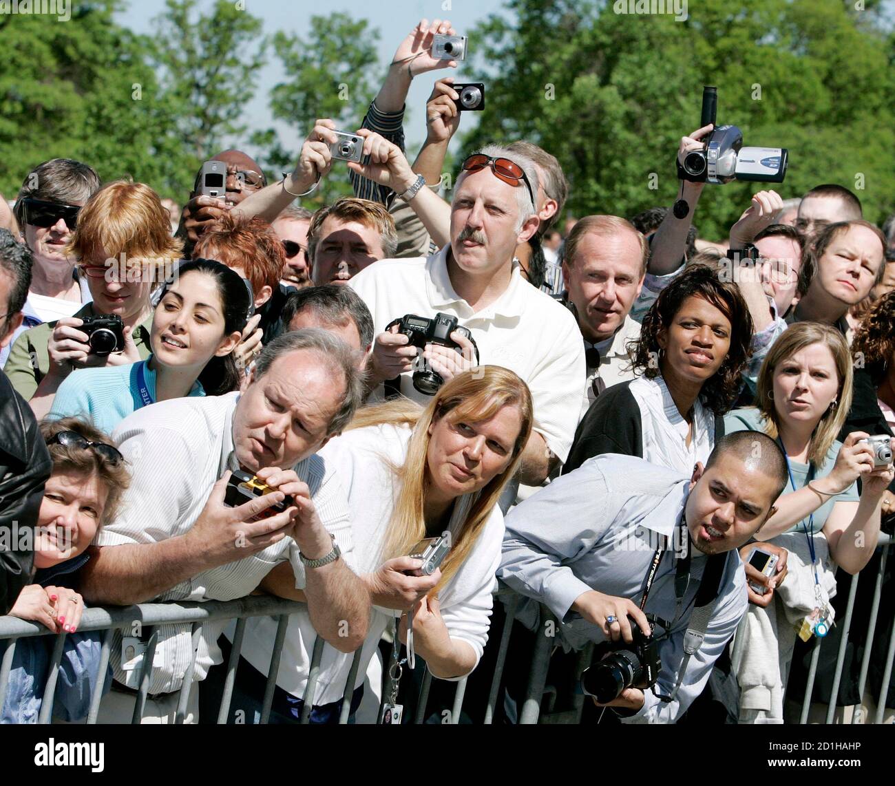 Queen elizabeth ii during her visit to the hi-res stock photography and ...