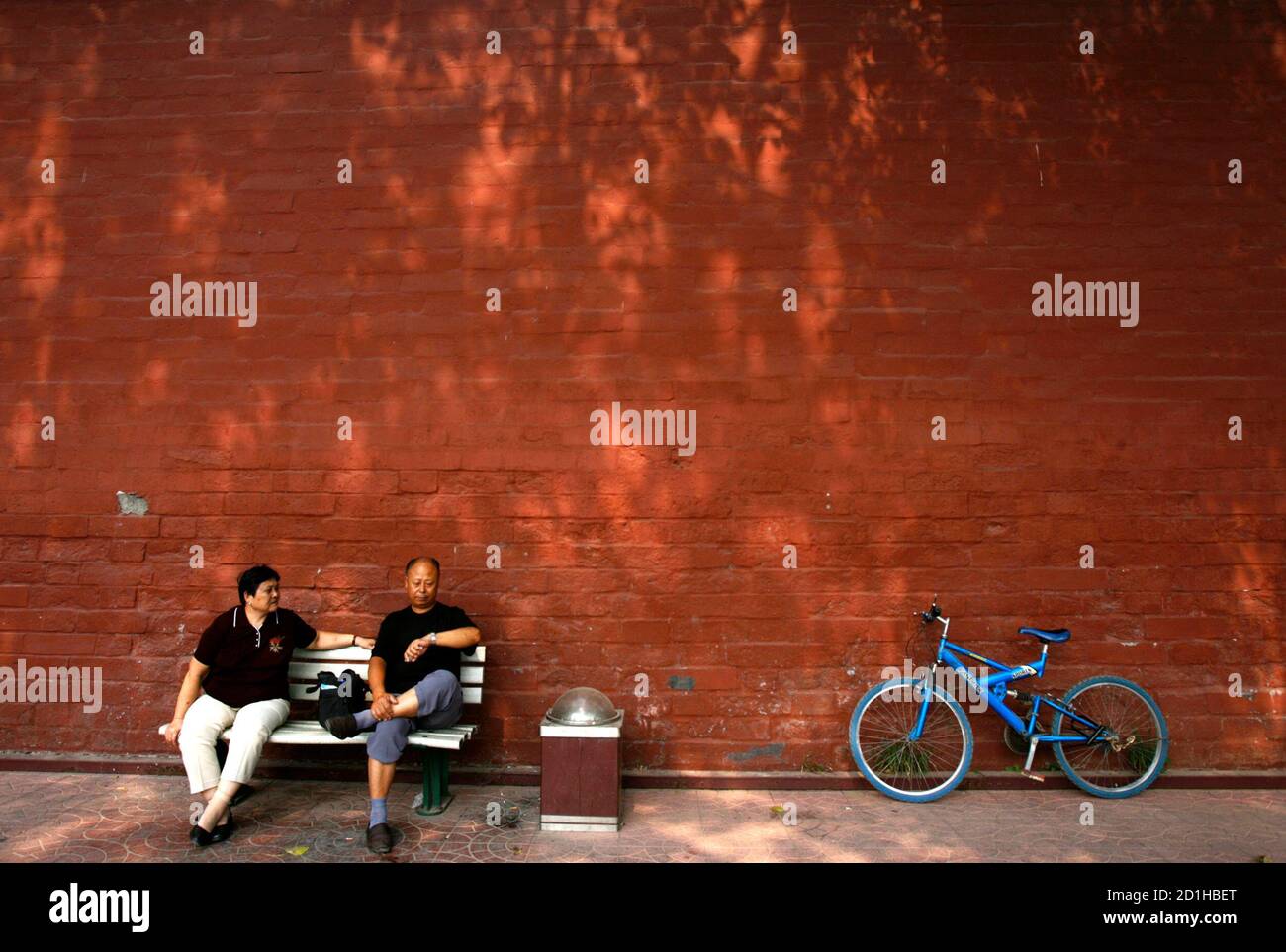 Old chinese sitting on a bench hi-res stock photography and images - Alamy