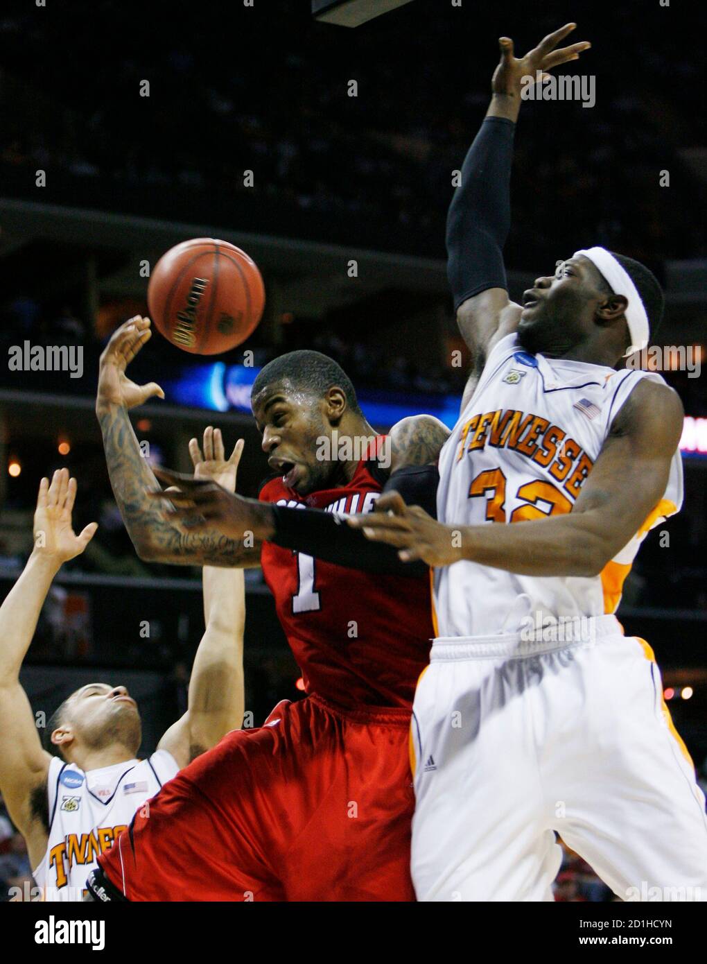 Basketball no look pass hi-res stock photography and images - Alamy