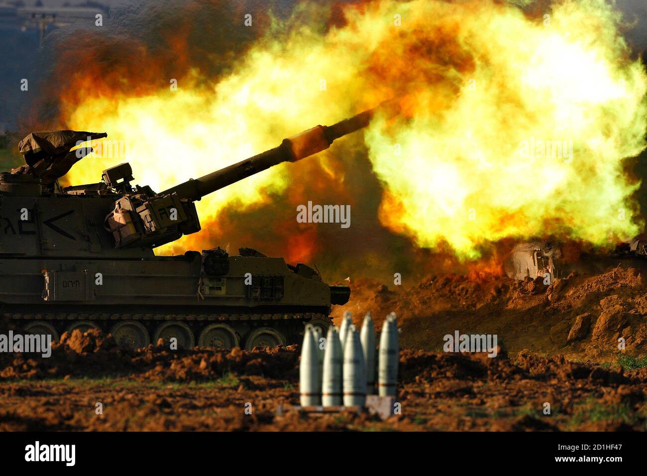 Civil war cannon explosion hi-res stock photography and images - Alamy