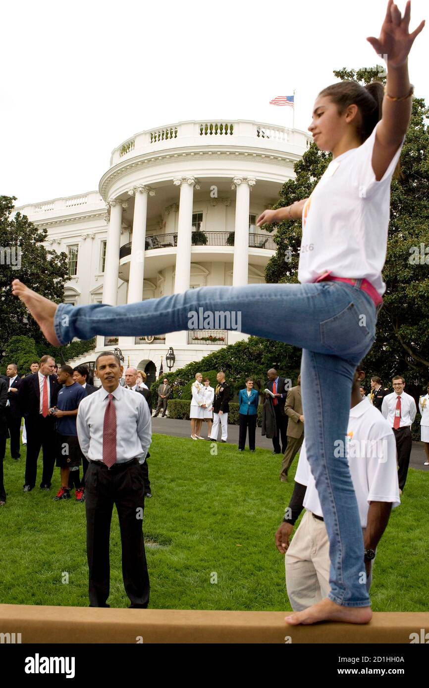 Walking a balance beam hi-res stock photography and images - Alamy
