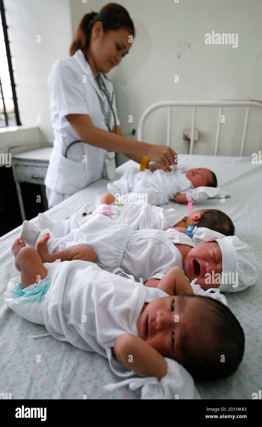 Filipino woman nurse hi-res stock photography and images - Alamy
