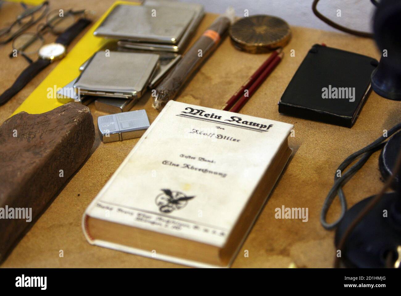 Cabaret table hi-res stock photography and images - Alamy