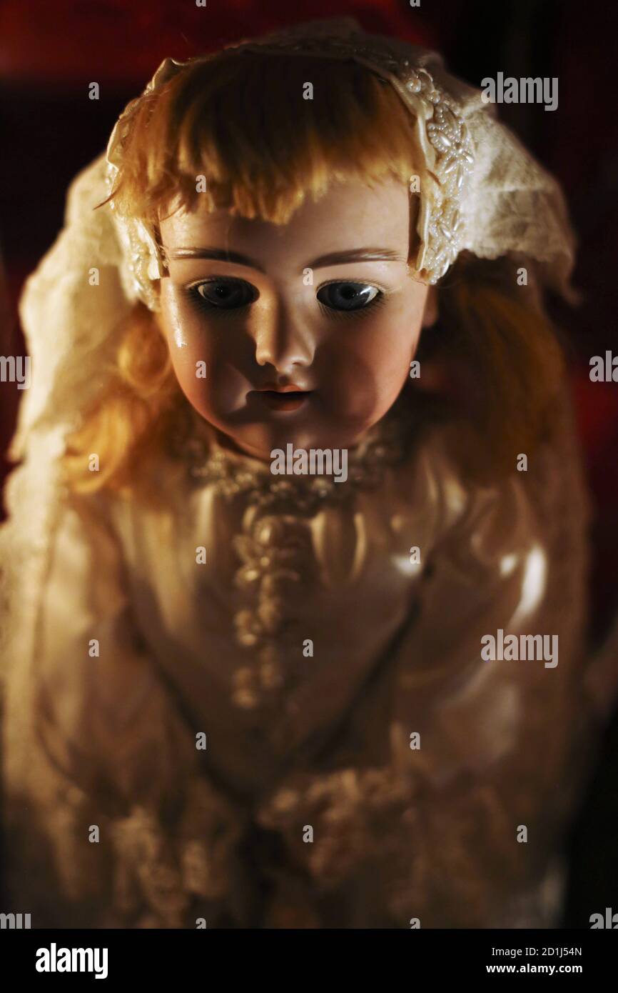 Creepy lighting hi-res stock photography and images - Alamy