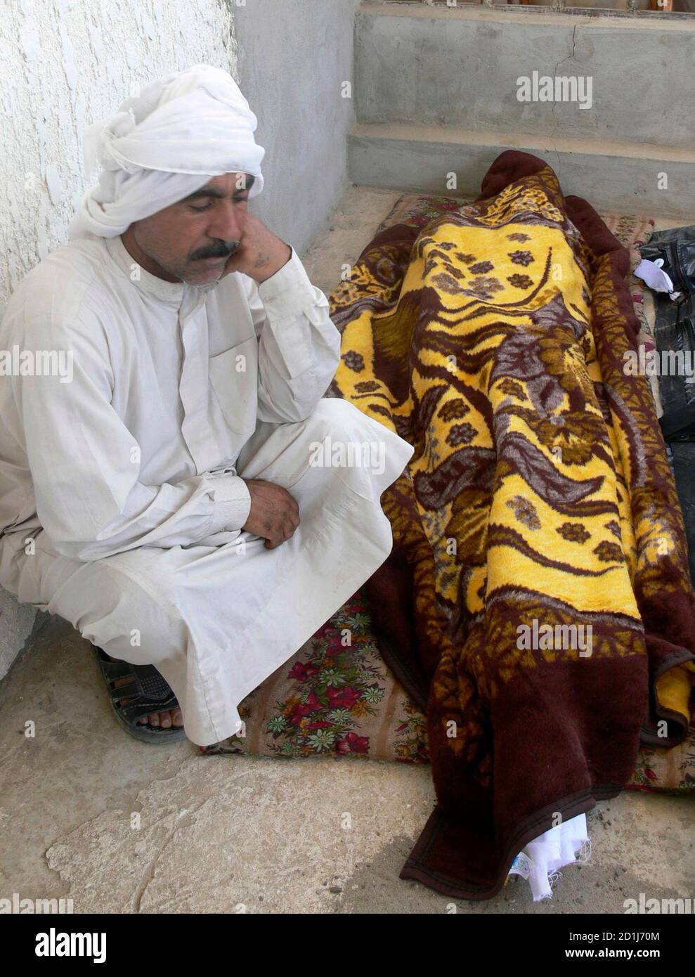 Dead body crime roadside hi-res stock photography and images - Alamy