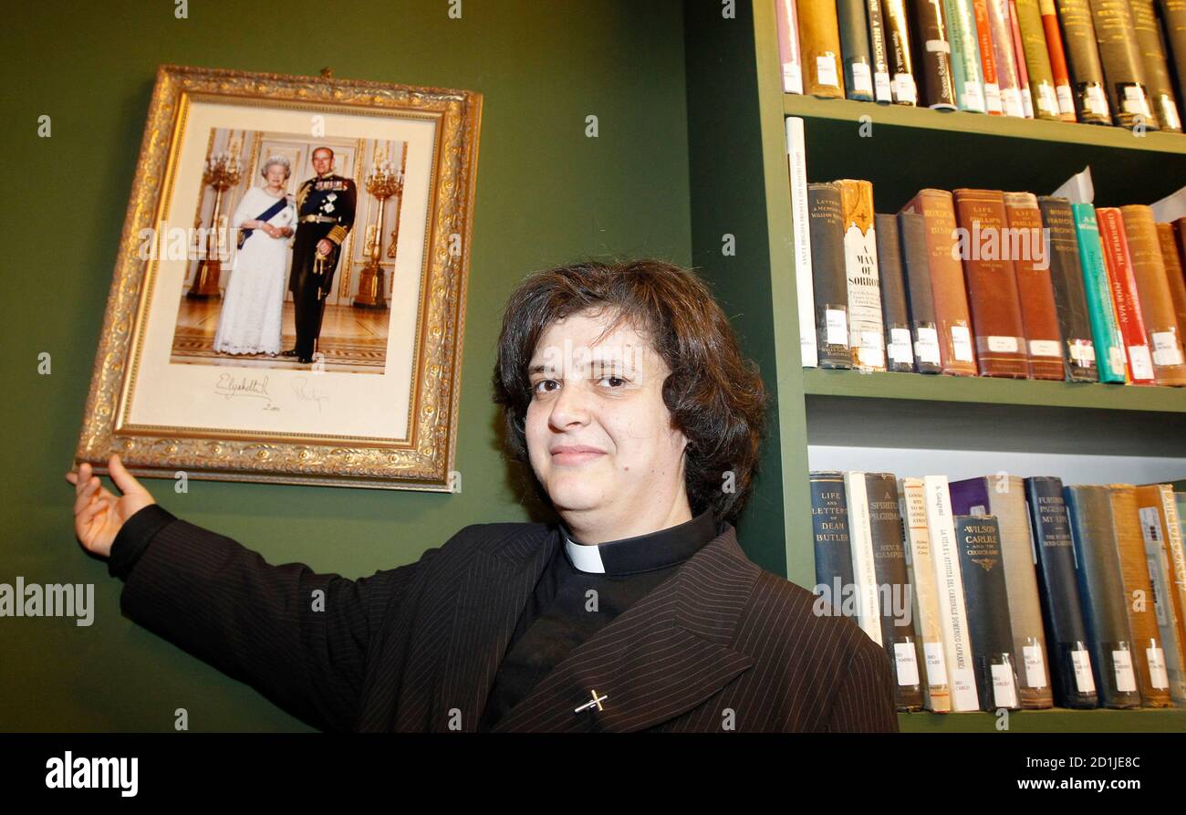 Picture of the queen hi-res stock photography and images - Alamy