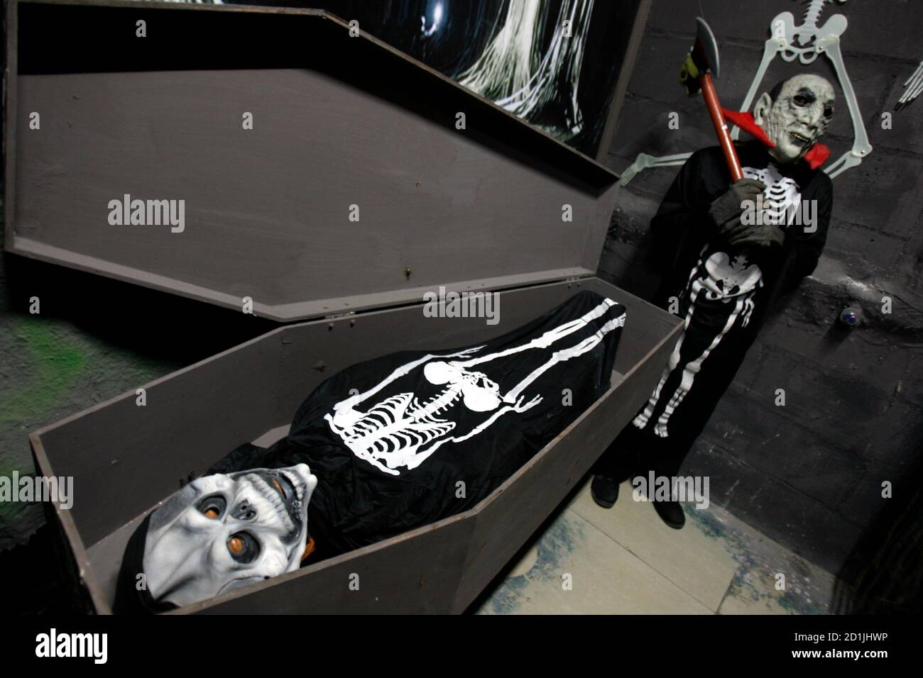 Screeching skeleton hi-res stock photography and images - Alamy