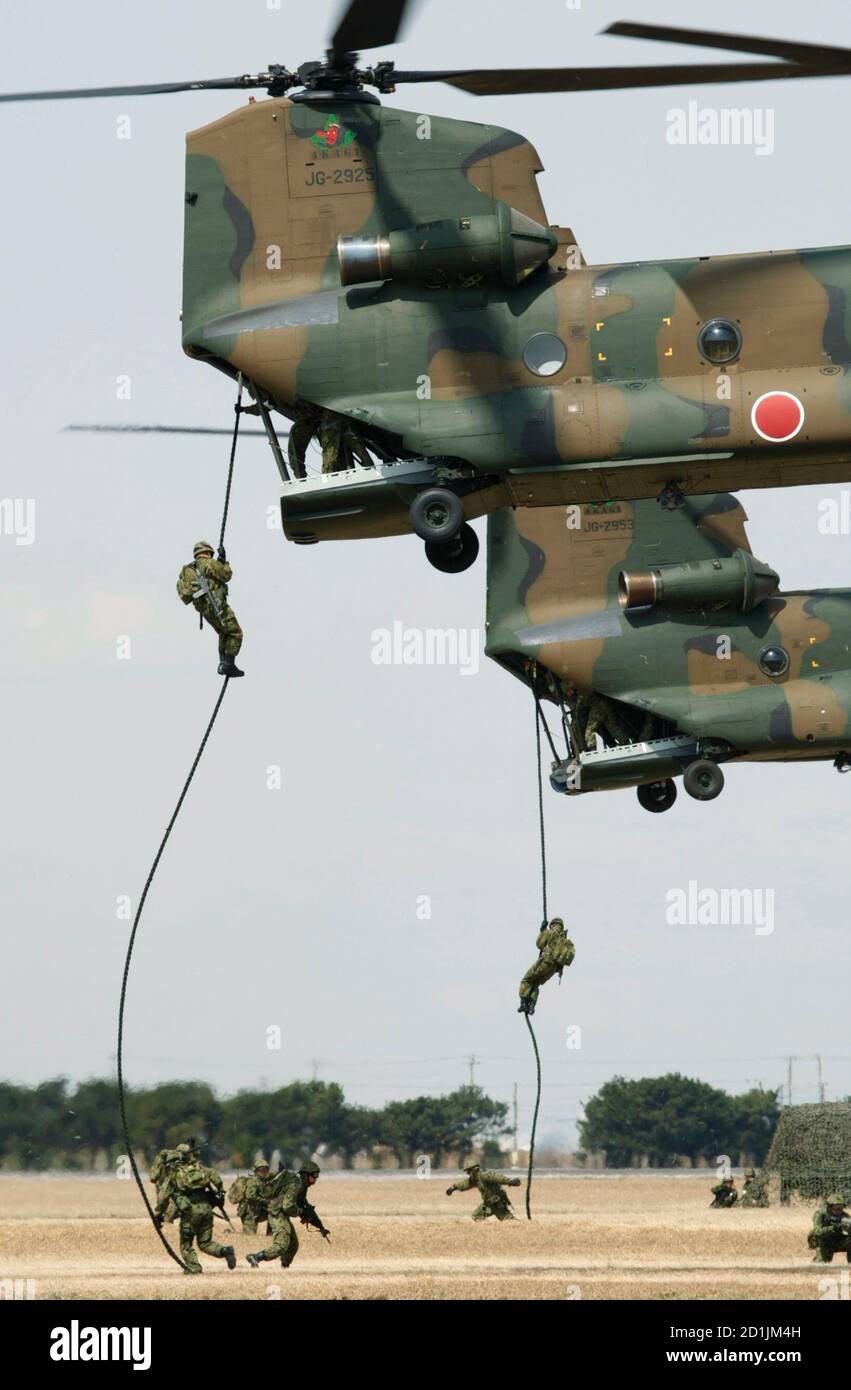 Soldiers from japanese self defense force hi-res stock photography and ...