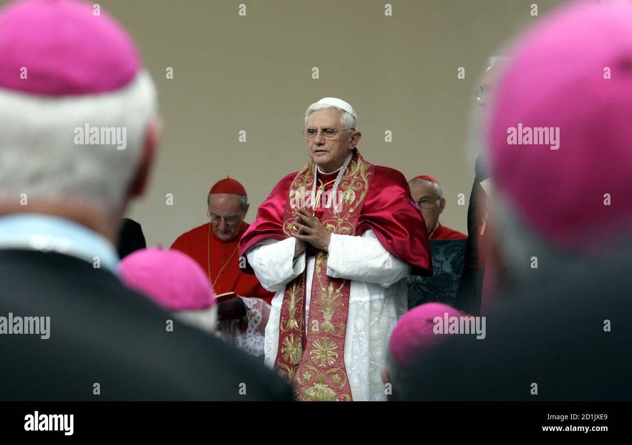 Prelates praying hi-res stock photography and images - Alamy