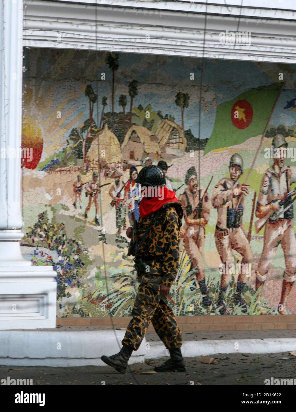 Masked paramilitary hi-res stock photography and images - Alamy