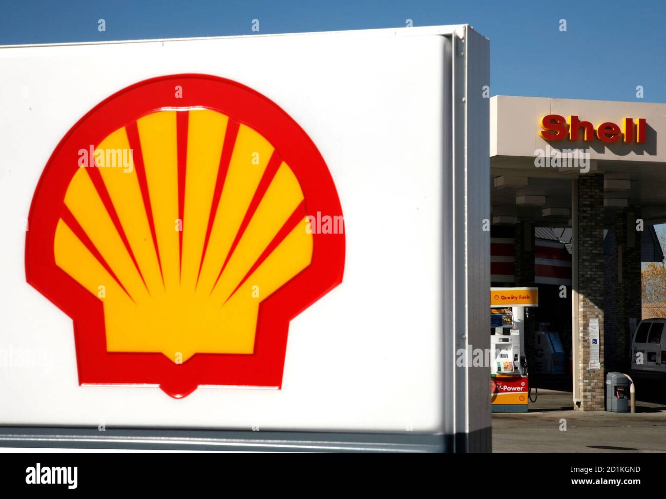 Shell r hi-res stock photography and images - Alamy