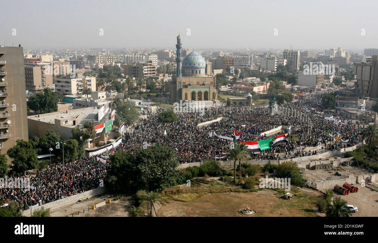 Saddam statue firdos hi-res stock photography and images - Alamy
