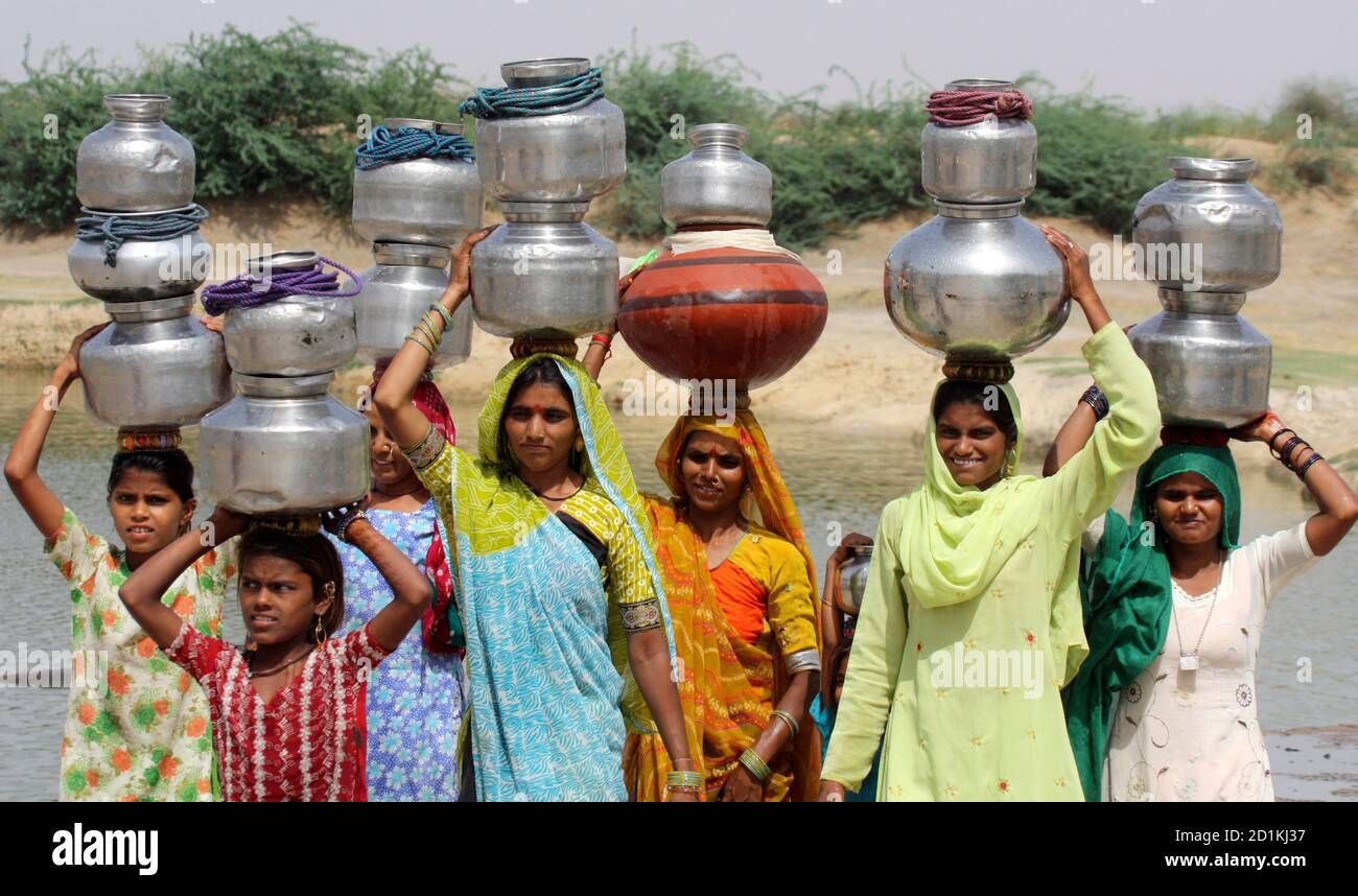Indian woman drinking water india hi-res stock photography and images ...