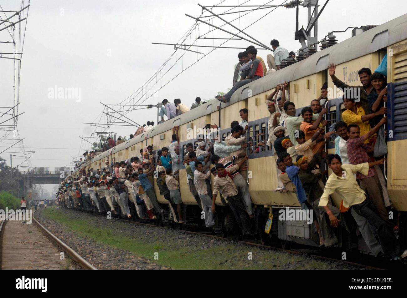 Overcrowding india transport hi-res stock photography and images - Alamy