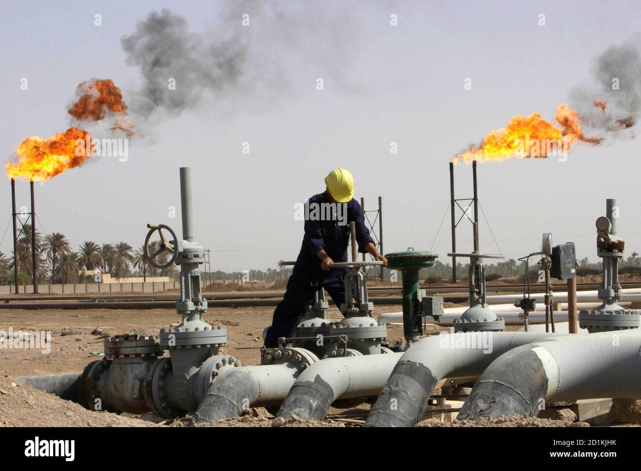Middle east oil refinery worker hi-res stock photography and images - Alamy