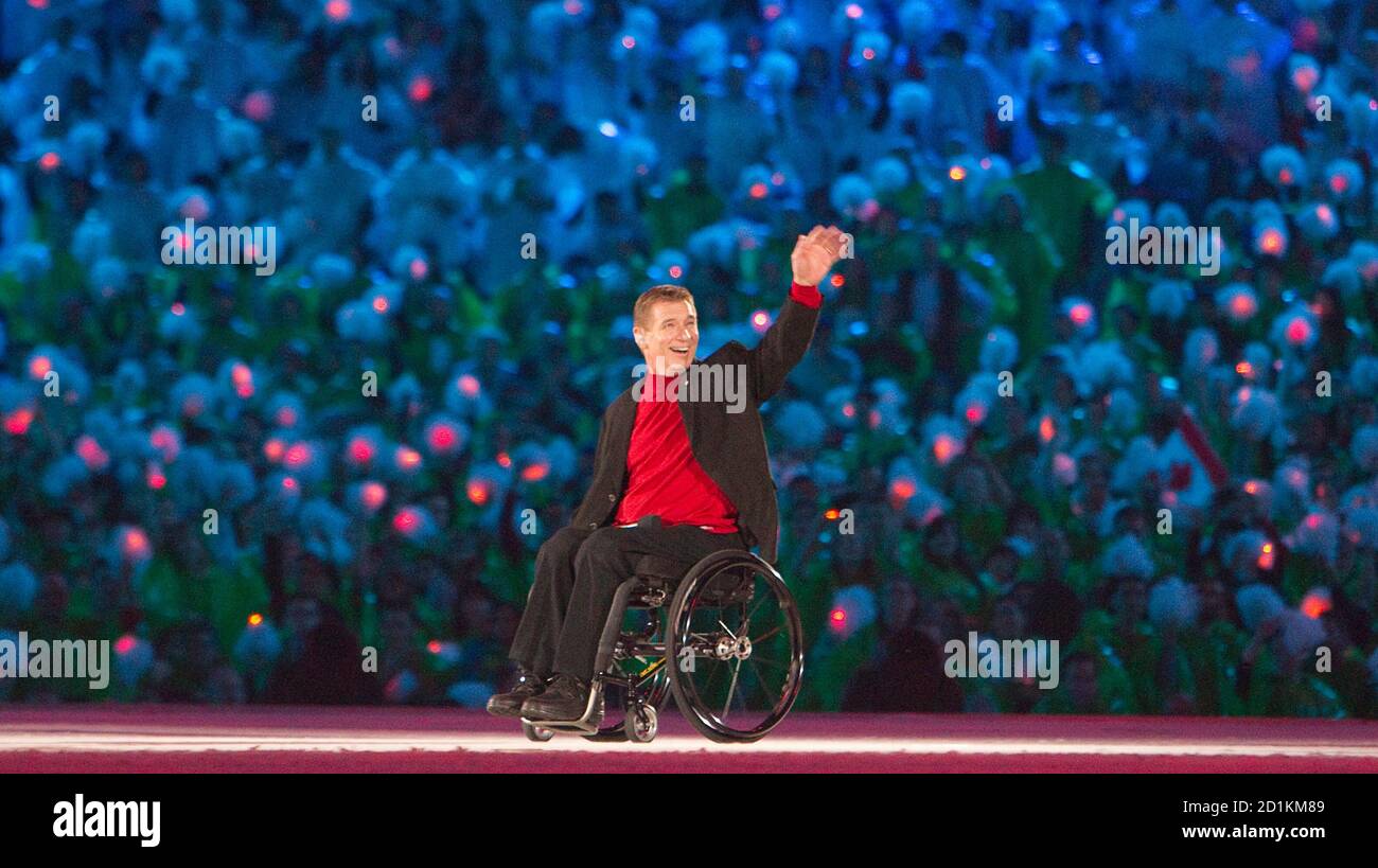 Crowd entering stadium hi-res stock photography and images - Alamy
