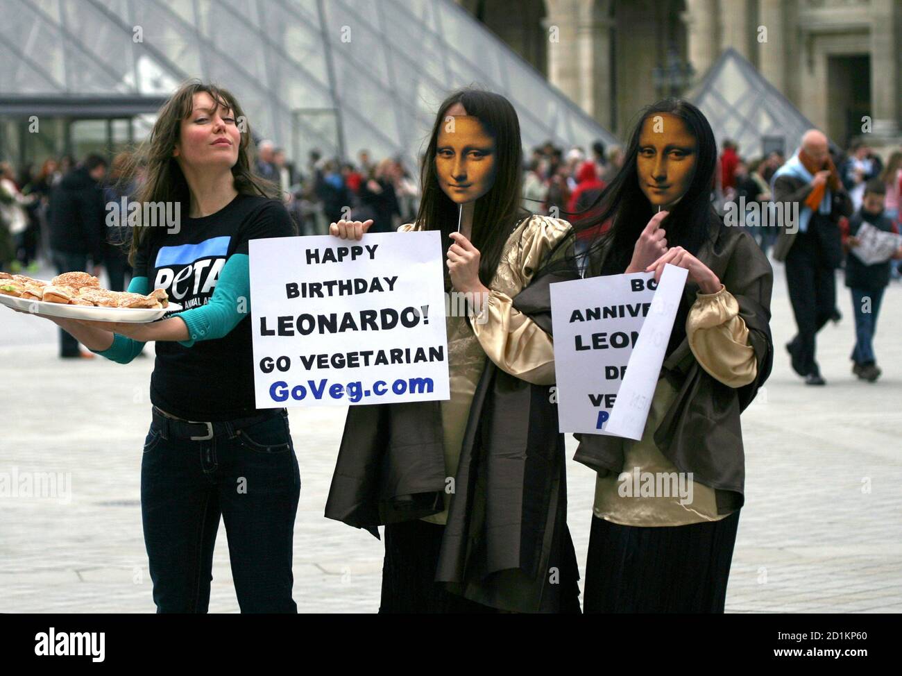 Protesters carrying signs hi-res stock photography and images - Alamy