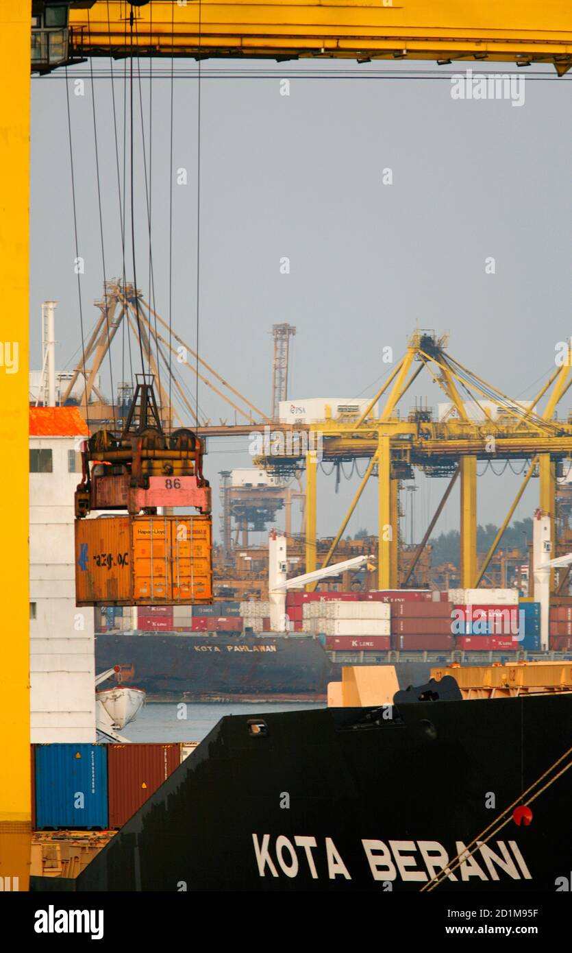 Brani container terminal singapore hi-res stock photography and images ...