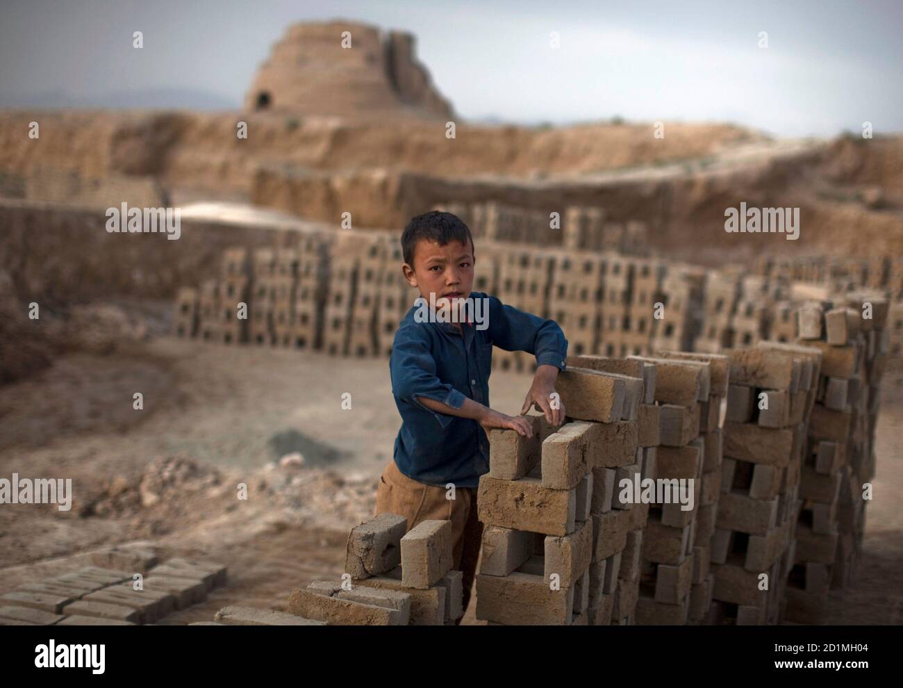 Brick making child labour hi-res stock photography and images - Alamy