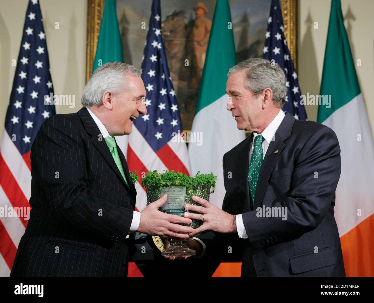Politics diplomacy bertie ahern george w bush hi-res stock photography ...