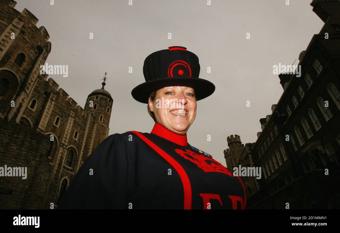 Moira cameron first female beefeater hi-res stock photography and ...
