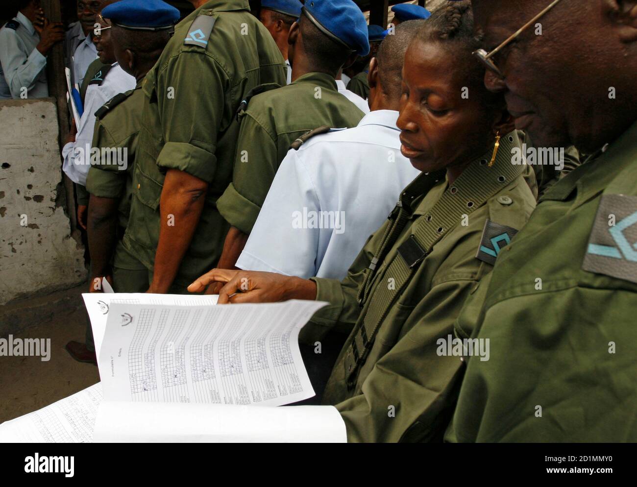 Soldiers queue hi-res stock photography and images - Alamy