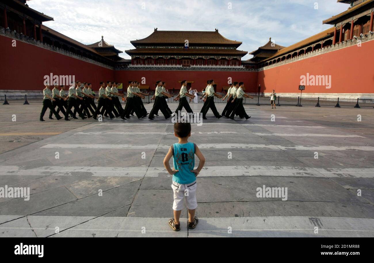 Marching gate hi-res stock photography and images - Alamy