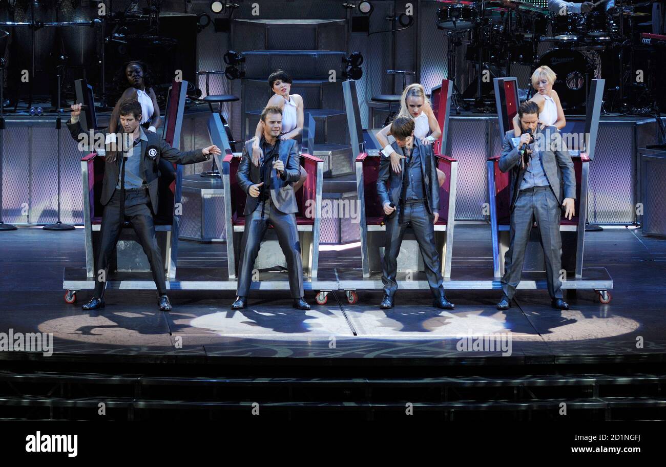 Gary barlow of take that on stage hi-res stock photography and images ...