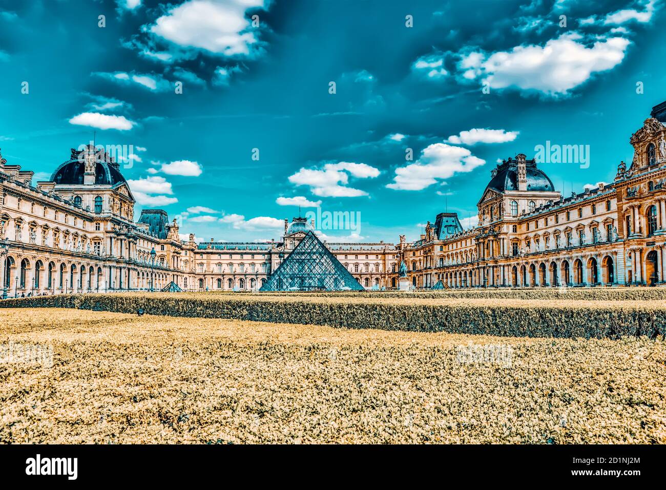 Louvre exterior queue hi-res stock photography and images - Alamy