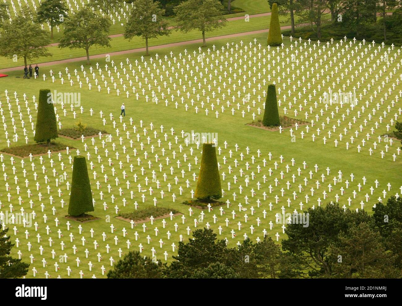 Normandy france cemetery pictures hi-res stock photography and images ...