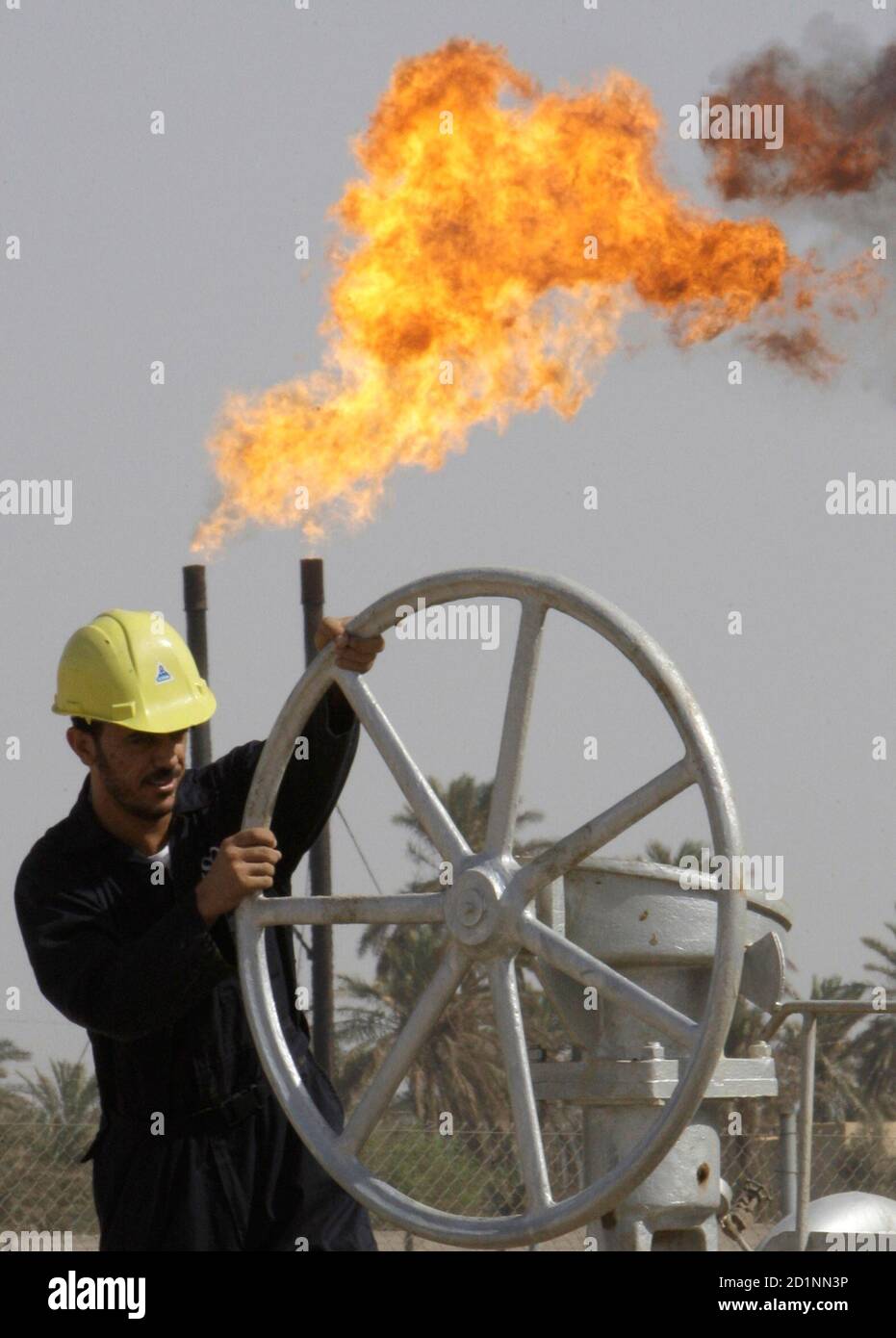 Middle east oil refinery worker hi-res stock photography and images - Alamy