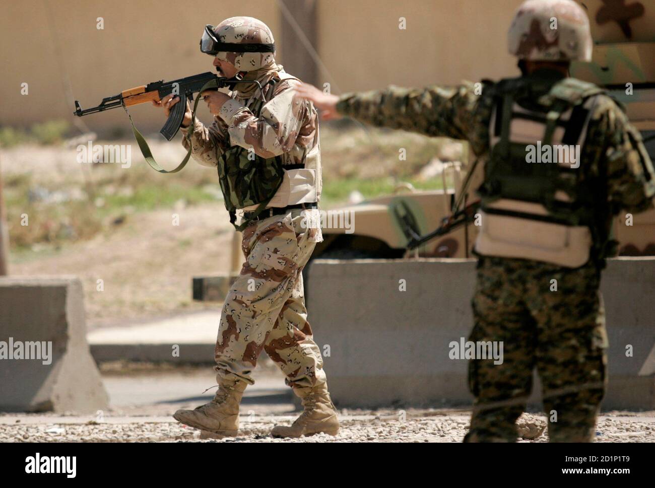 Iraqi soldiers us soldiers patrol hi-res stock photography and images ...